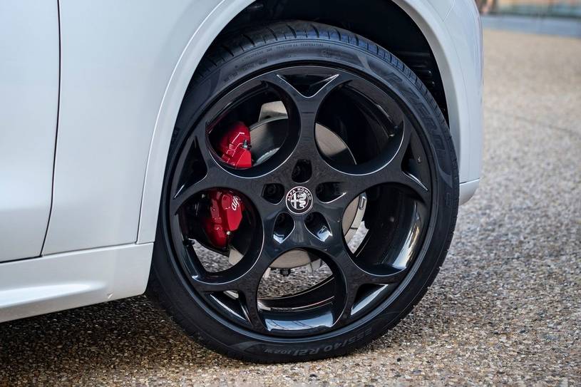 2022 Alfa Romeo Stelvio Pictures - 174 Photos | Edmunds