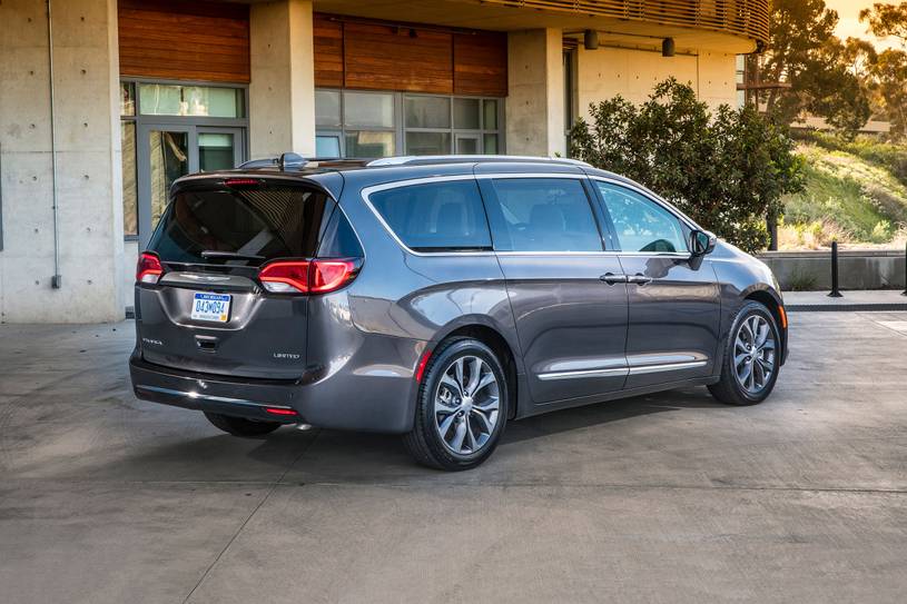 2019 Chrysler Pacifica Pictures - 108 Photos | Edmunds