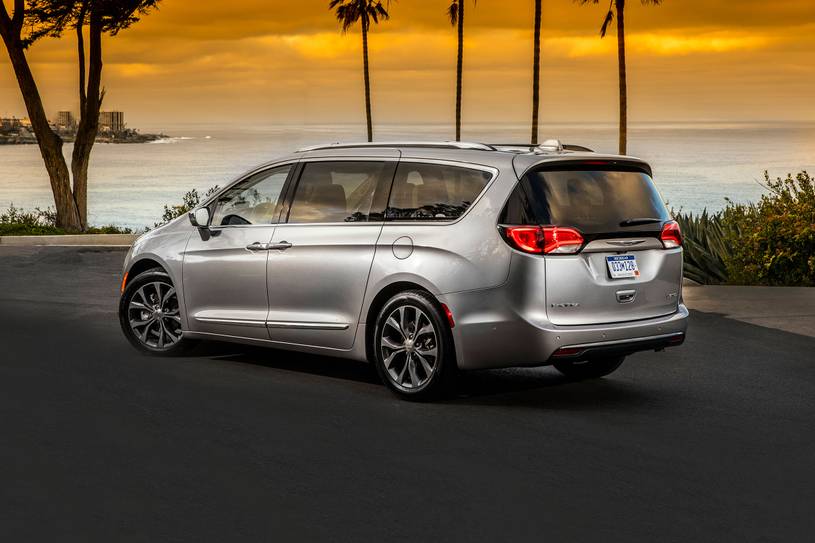2019 Chrysler Pacifica Pictures - 108 Photos | Edmunds