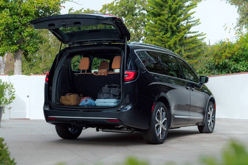 2021 Chrysler Pacifica Pictures - 132 Photos | Edmunds