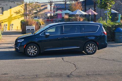 2025 Chrysler Pacifica Pictures - 241 Photos | Edmunds