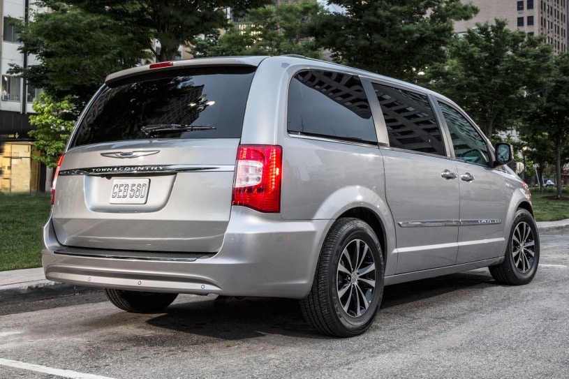 2016 Chrysler Town and Country Pictures - 38 Photos | Edmunds