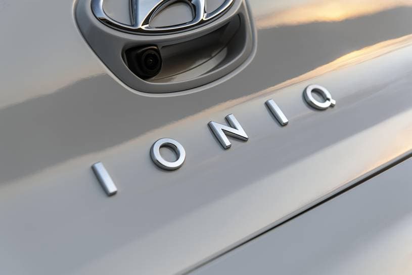 2020 Hyundai Ioniq Electric Pictures - 66 Photos | Edmunds