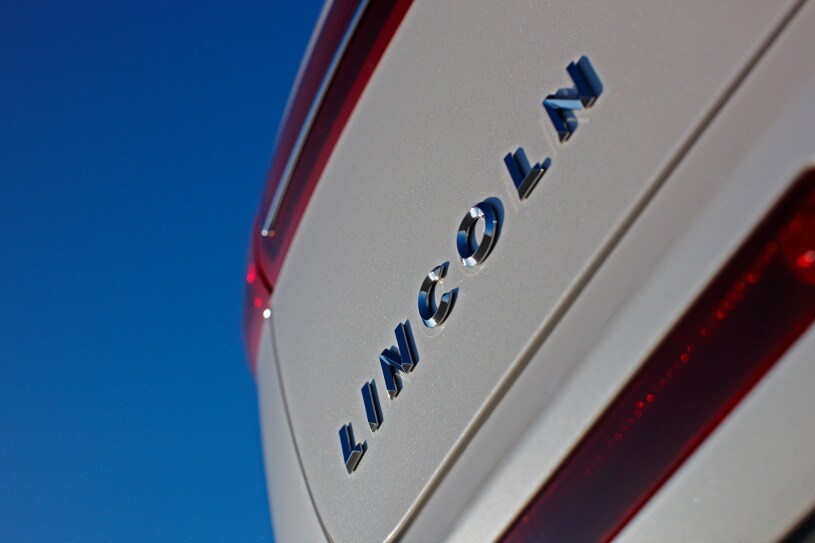 2017 Lincoln MKT Pictures - 21 Photos | Edmunds