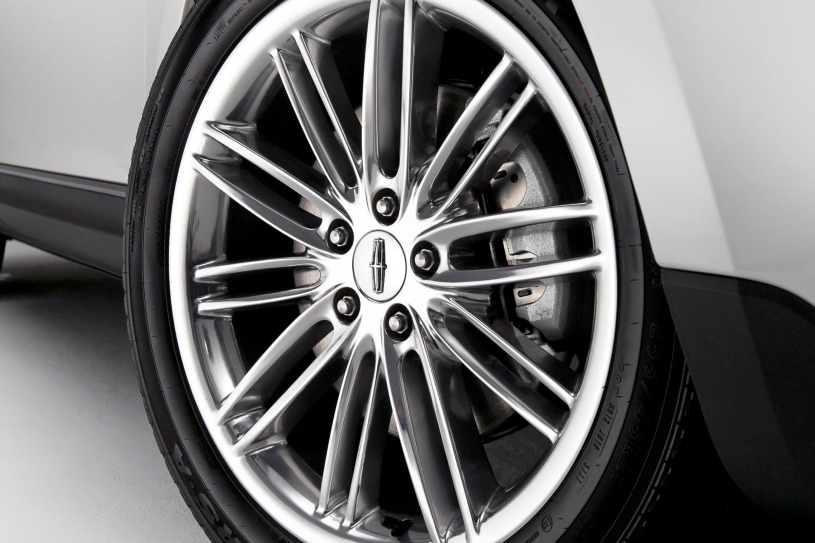 2017 Lincoln MKT Pictures - 21 Photos | Edmunds