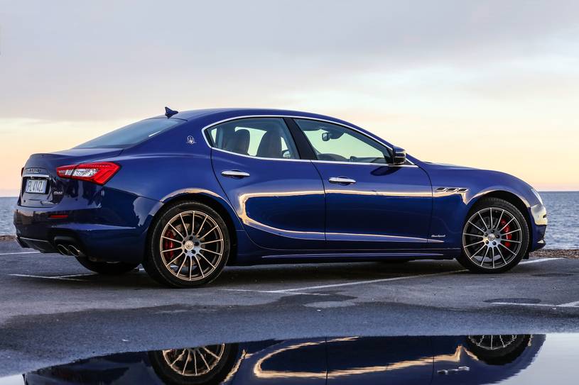 2019 Maserati Ghibli Pictures - 73 Photos | Edmunds