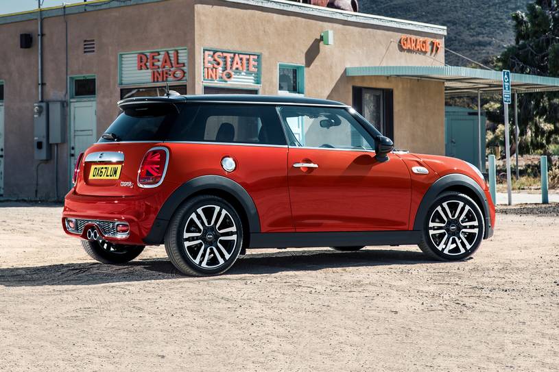 2020 MINI Hardtop 2 Door Pictures - 140 Photos | Edmunds