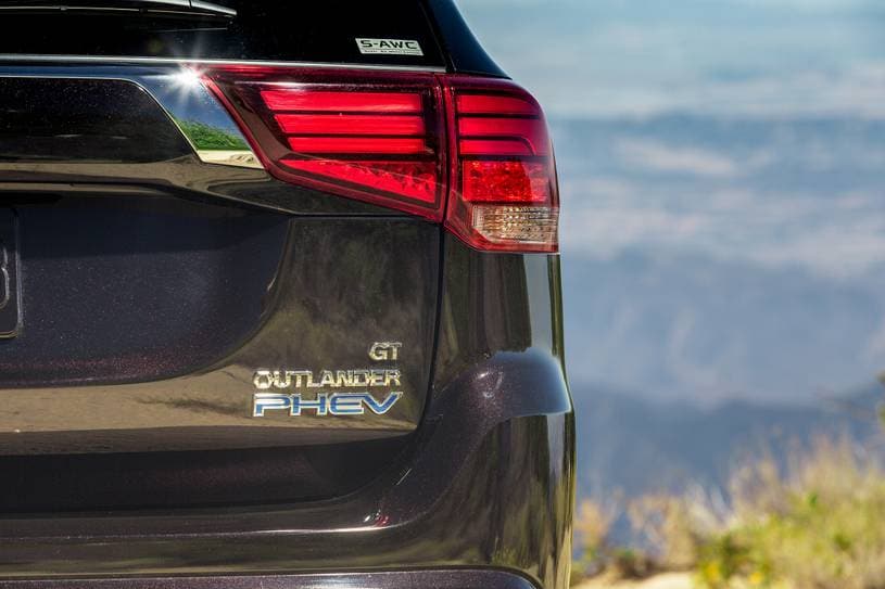 2018 Mitsubishi Outlander PHEV Pictures - 89 Photos | Edmunds