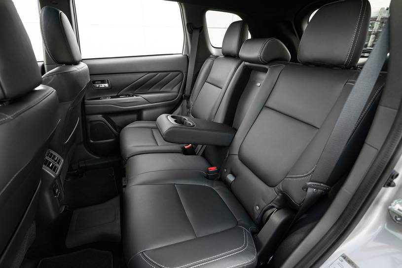 2021 Mitsubishi Outlander PHEV Pictures - 43 Photos | Edmunds
