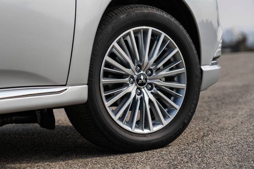 2022 Mitsubishi Outlander PHEV Pictures - 47 Photos | Edmunds