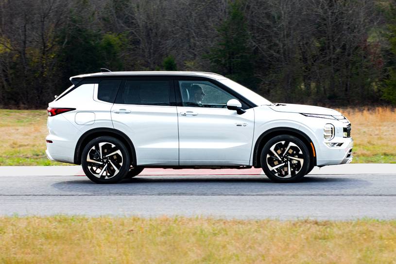 2023 Mitsubishi Outlander PHEV Pictures - 71 Photos | Edmunds