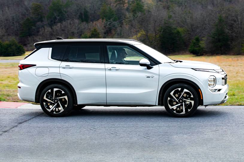 2023 Mitsubishi Outlander PHEV Pictures - 71 Photos | Edmunds