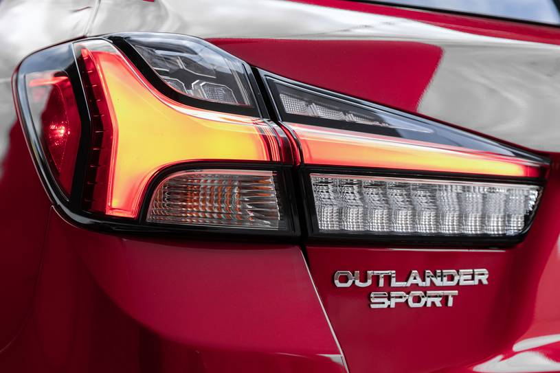 2021 Mitsubishi Outlander Sport Pictures - 94 Photos | Edmunds
