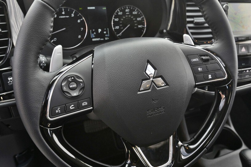 2016 Mitsubishi Outlander Pictures - 24 Photos | Edmunds