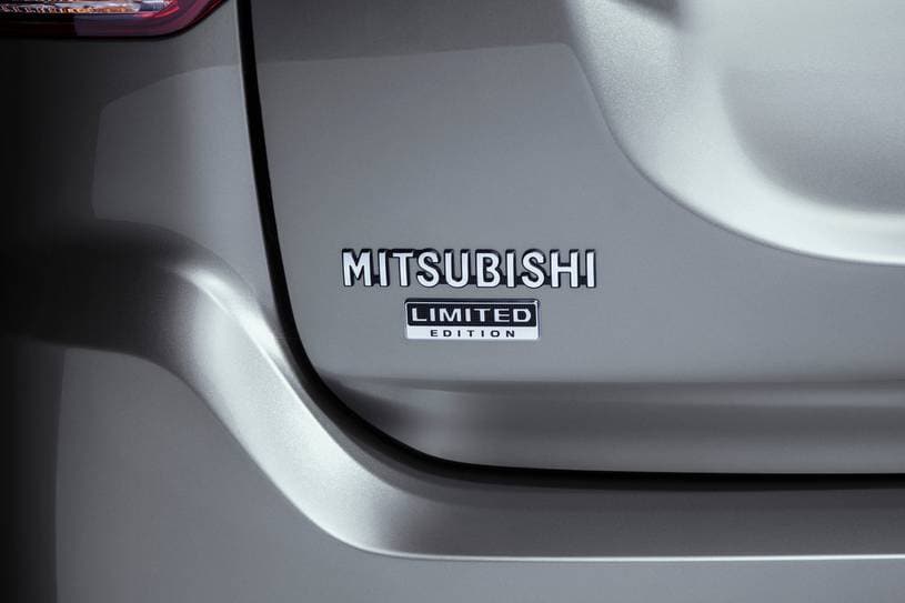 2020 Mitsubishi Outlander Pictures - 56 Photos | Edmunds