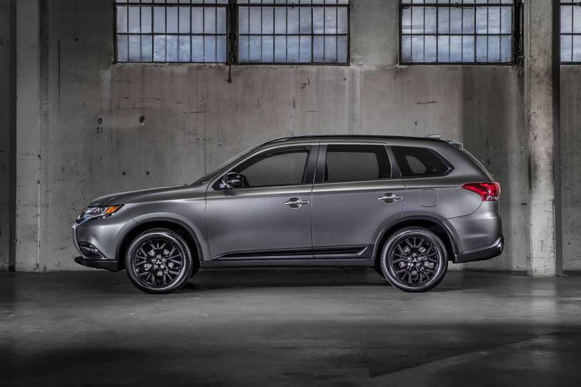 2020 Mitsubishi Outlander Pictures - 56 Photos | Edmunds