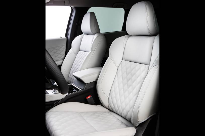 2023 Mitsubishi Outlander Pictures - 77 Photos | Edmunds