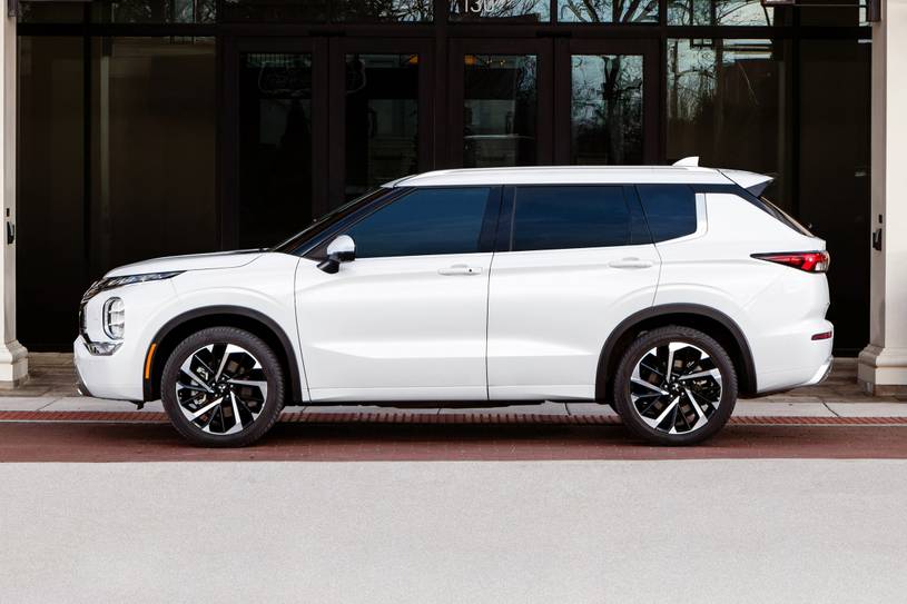 2023 Mitsubishi Outlander Pictures - 177 Photos | Edmunds