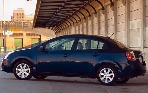 2009 Nissan Sentra Pictures - 105 Photos | Edmunds