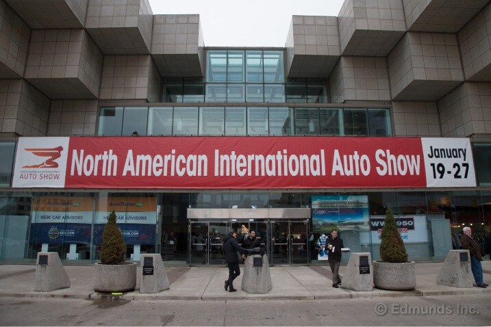 Scenes From the 2013 Detroit Auto Show Floor Day 1 Picture Gallery ...