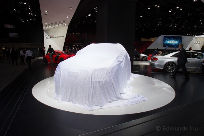Scenes From the 2013 Detroit Auto Show Floor Day 1 Picture Gallery ...