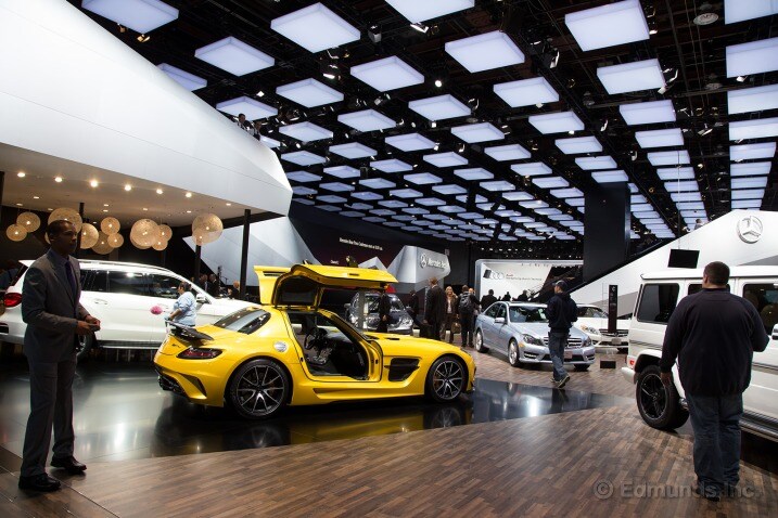 Scenes From the 2013 Detroit Auto Show Floor Day 1 Picture Gallery ...