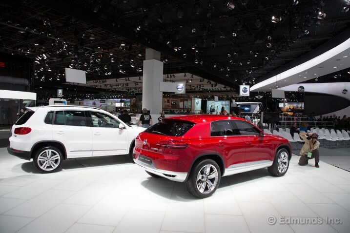 Scenes From the 2013 Detroit Auto Show Floor Day 1 Picture Gallery ...