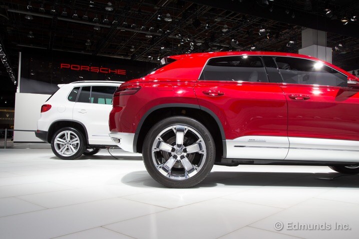 Scenes From the 2013 Detroit Auto Show Floor Day 1 Picture Gallery ...