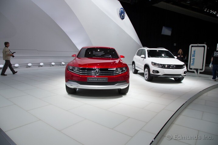 Scenes From the 2013 Detroit Auto Show Floor Day 1 Picture Gallery ...