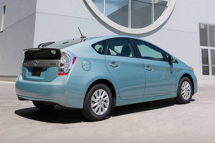 2015 Toyota Prius Plug-in Pictures - 106 Photos | Edmunds