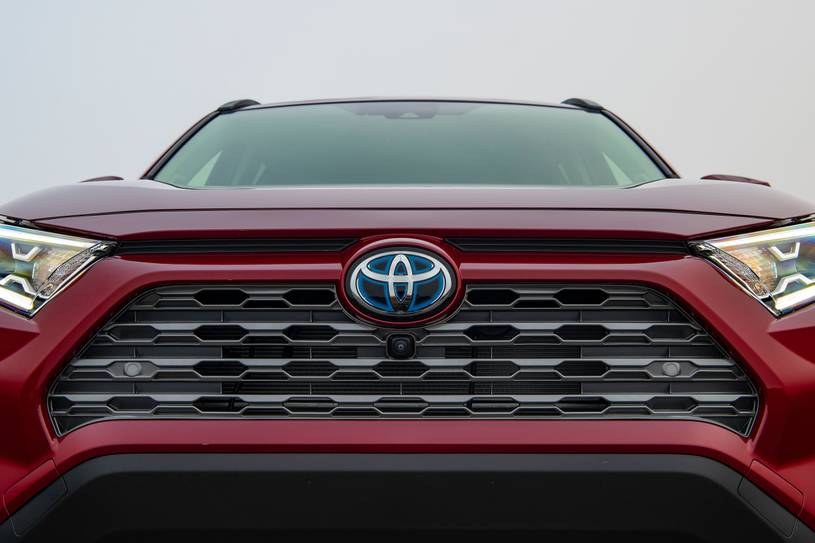 2019 Toyota RAV4 Hybrid Pictures - 138 Photos | Edmunds