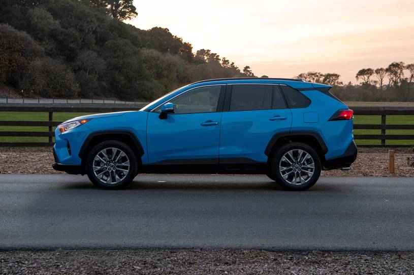 2019 Toyota RAV4 Pictures - 221 Photos | Edmunds