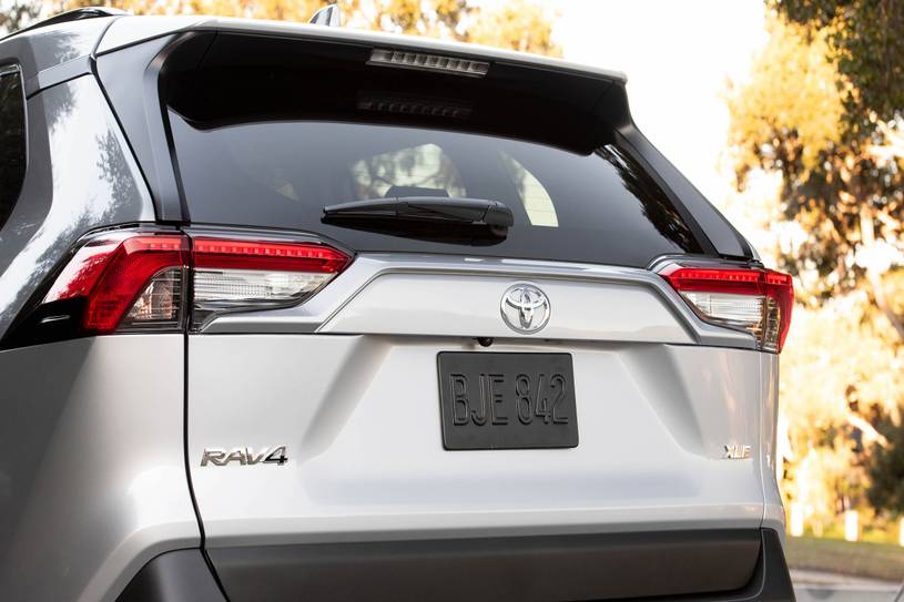 2019 Toyota RAV4 Pictures - 221 Photos | Edmunds