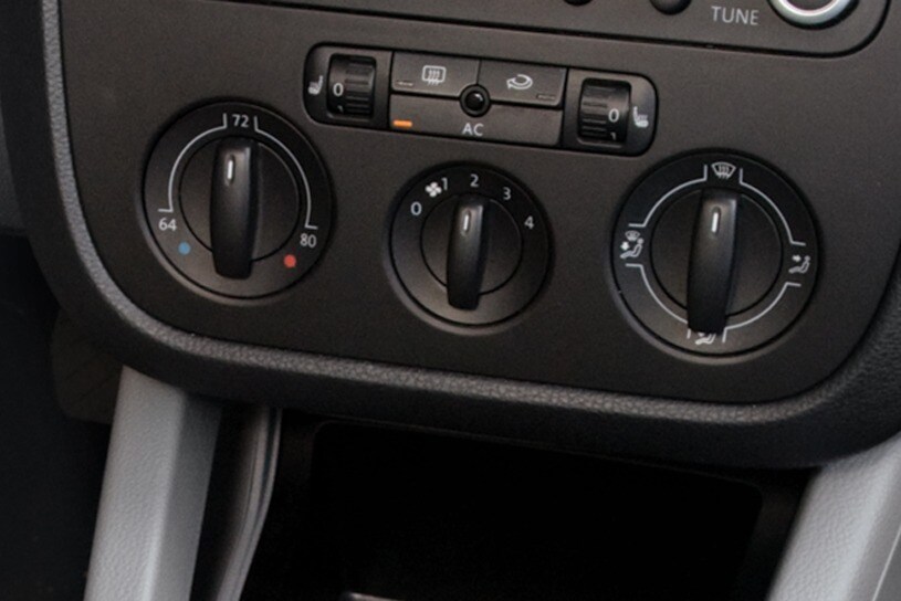 2010 Volkswagen Jetta Pictures - 101 Photos | Edmunds