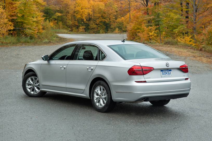 2018 Volkswagen Passat Pictures - 162 Photos | Edmunds
