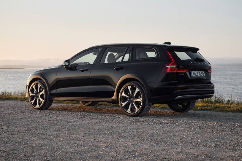 2023 Volvo V60 Cross Country Pictures - 9 Photos | Edmunds